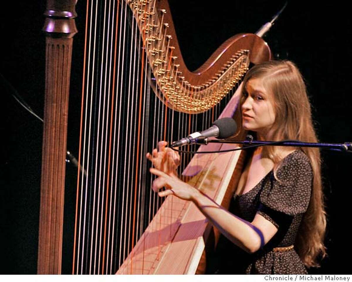 REVIEW / Chanteuse with a harp mesmerizes sellout S.F. crowd