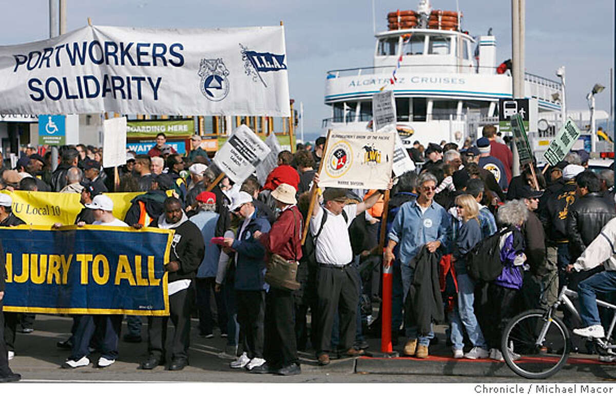 SAN FRANCISCO / Labor supporters protest nonunion Alcatraz ferry