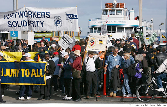 SAN FRANCISCO / Labor supporters protest nonunion Alcatraz ferry