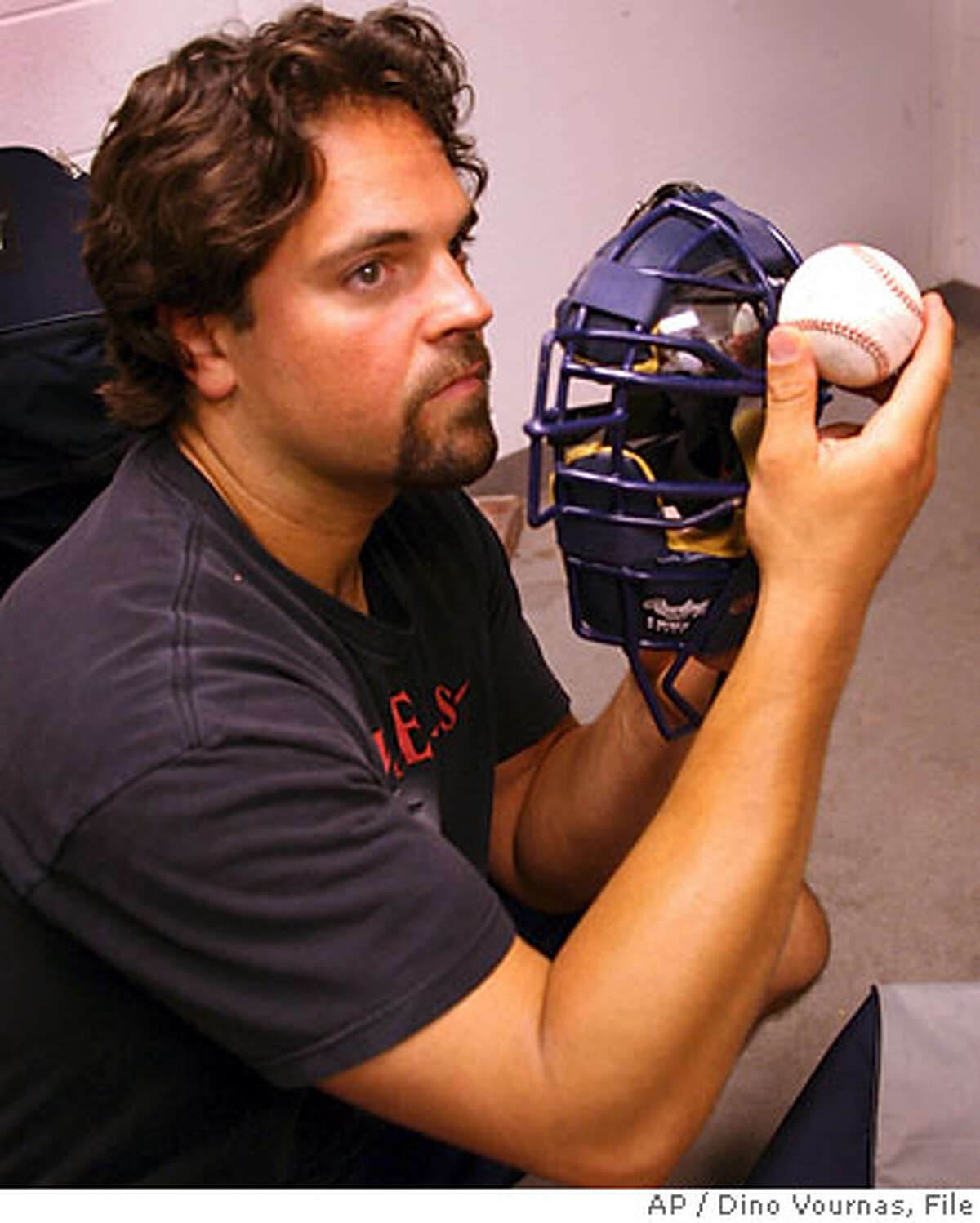 A's sign $8.5M deal with Piazza