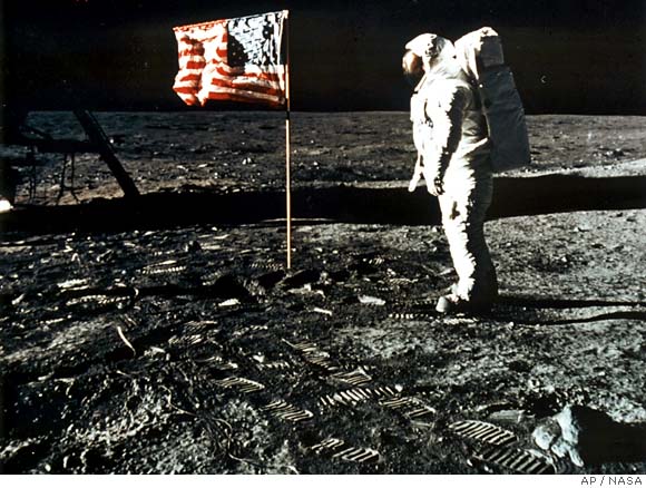 Permanent moon base planned / NASA wants to start building way station ...