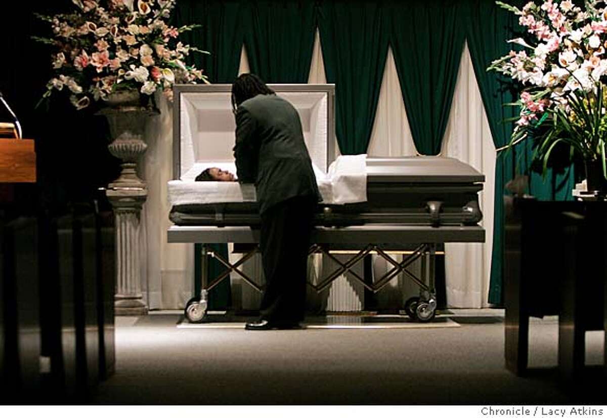 'THEY ALL WONDER IF THEY'RE NEXT' / Oakland funeral director tries to ...