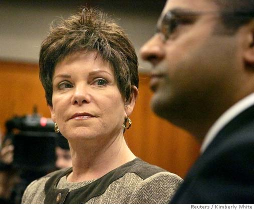 Dunn pleads not guilty in HP spy probe / Former chairwoman, 4 others ...