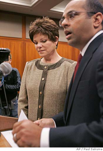 Dunn pleads not guilty in HP spy probe / Former chairwoman, 4 others ...