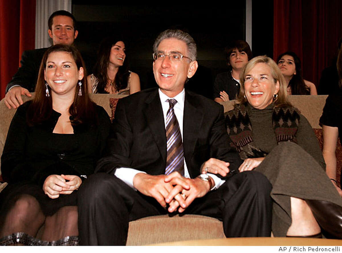 Schwarzenegger easily beats Angelides to win second term