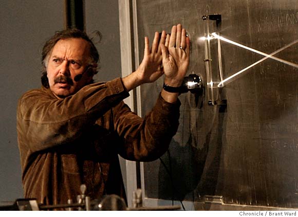 BERKELEY / World listens in online when Cal professor teaches physics