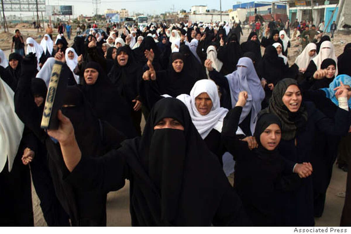 Gaza women's bold move / 2 die, 17 wounded in march past Israeli lines ...