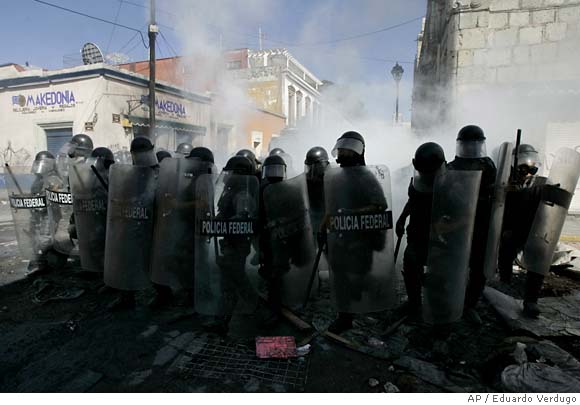 Oaxaca invasion cheered, resisted / President declares victory, but ...