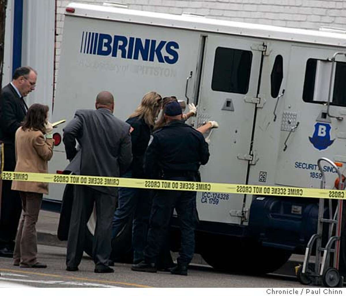 OAKLAND / Brinks guard shot dead during morning robbery