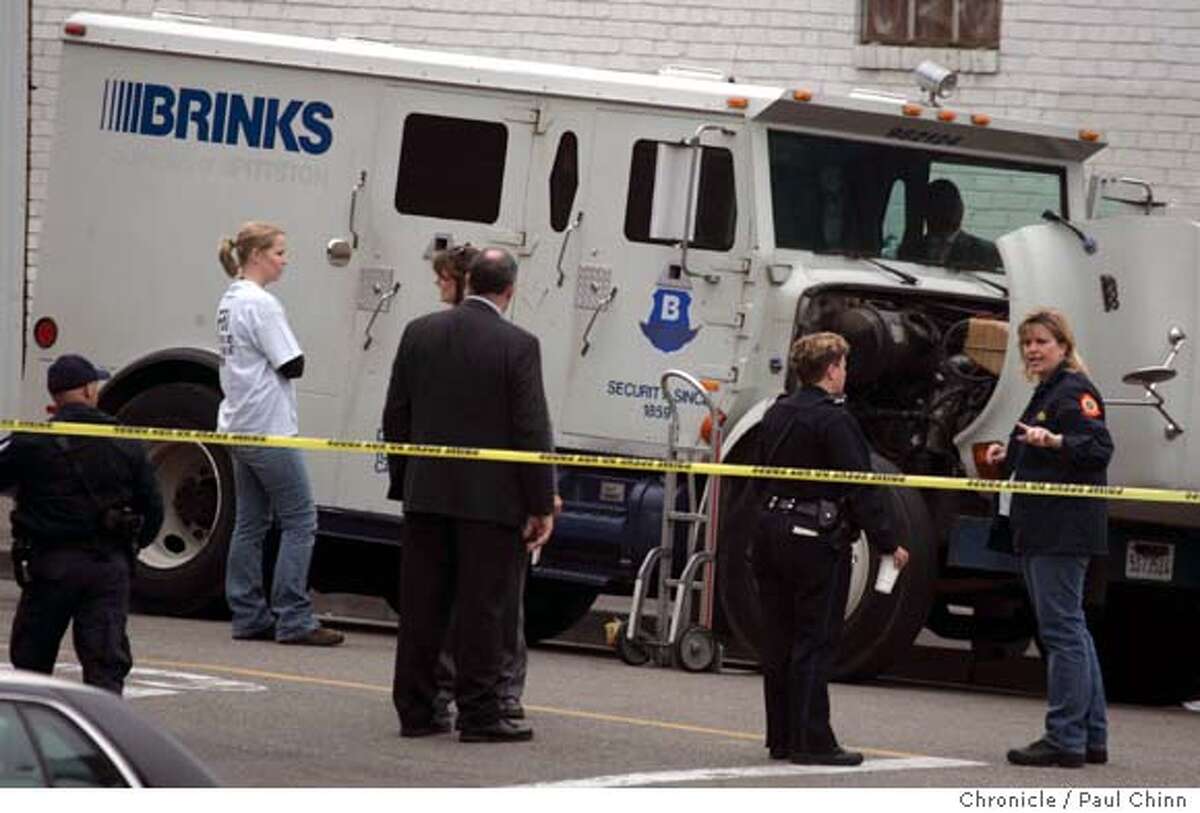 OAKLAND / Brinks guard shot dead during morning robbery