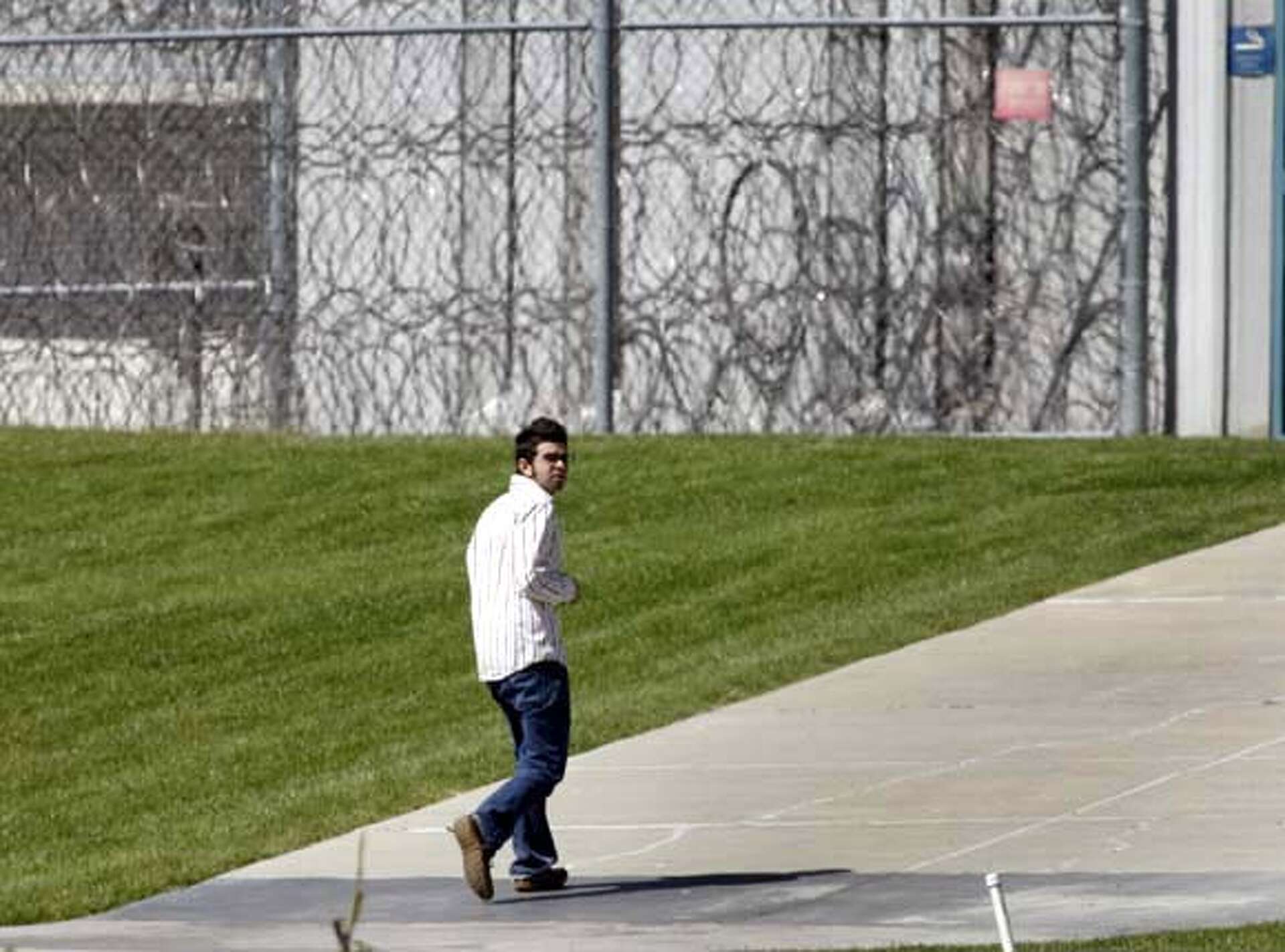Journalist Josh Wolf returns to prison