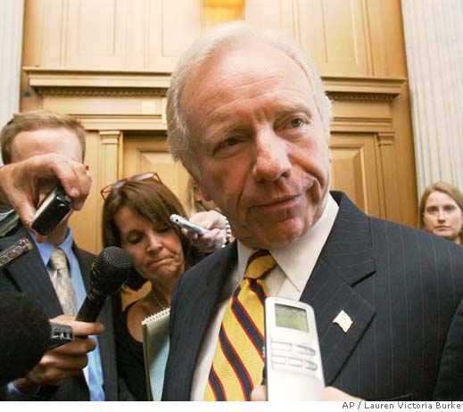 Behind warm greeting, it's cold shoulders for Lieberman at Capitol