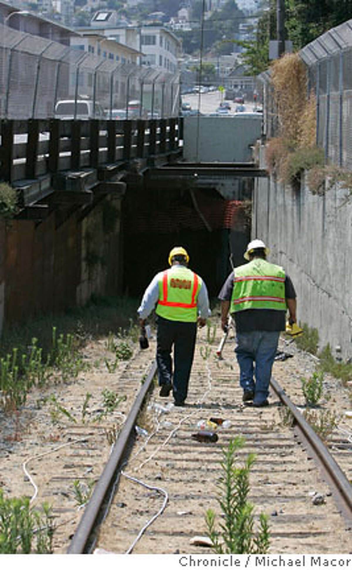 Muni train derails under Twin Peaks -- tunnel shut all day