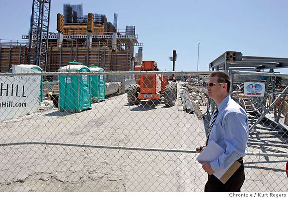 4 construction workers injured in deck collapse / They fall several ...