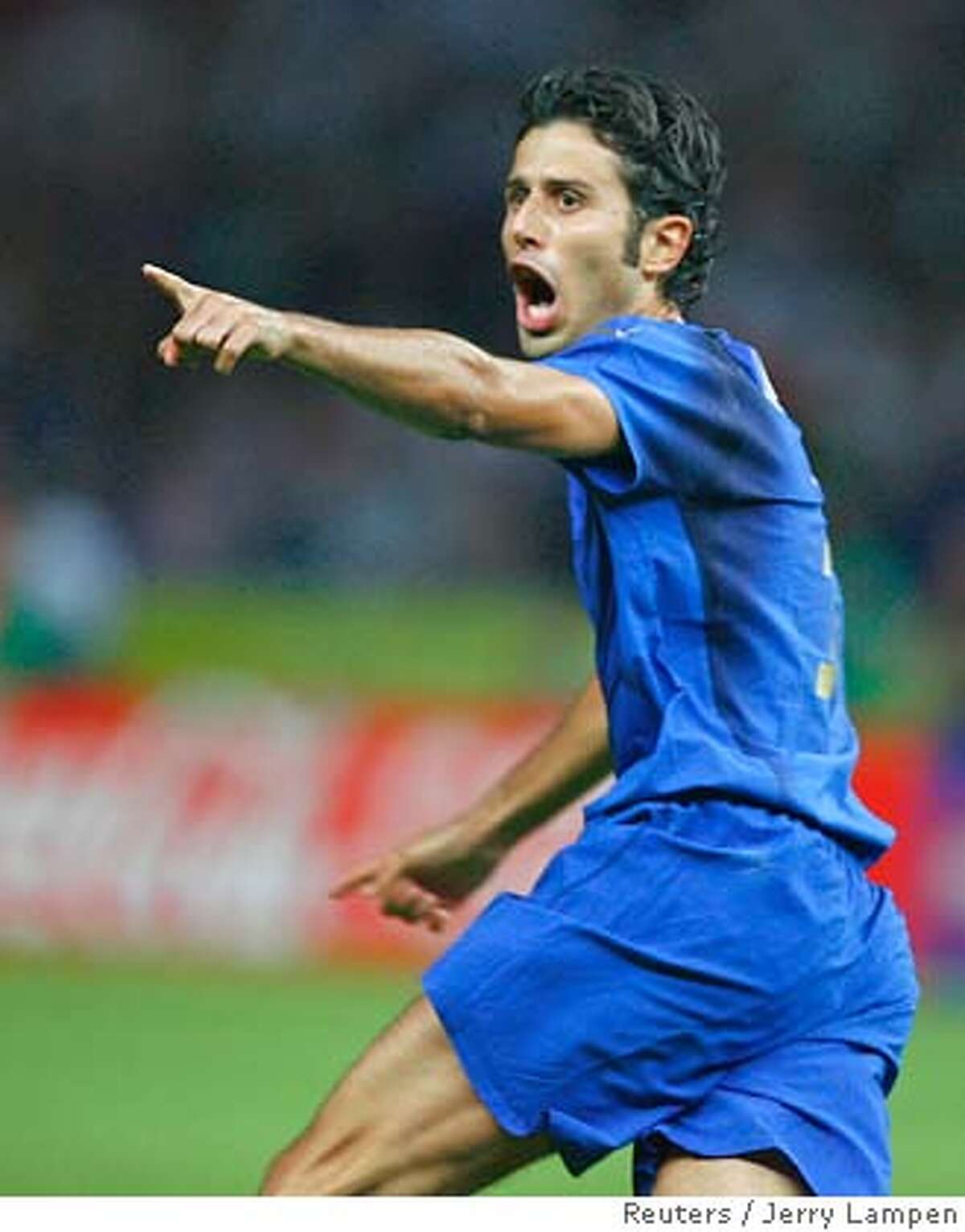 WORLD CUP 2006 / Italy wins head game / Zidane loses it, then France does