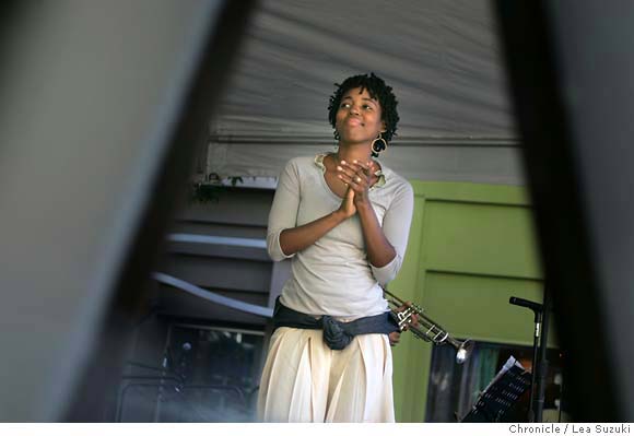 REVIEW / Singer Pyeng Threadgill bridges classic, contemporary jazz ...