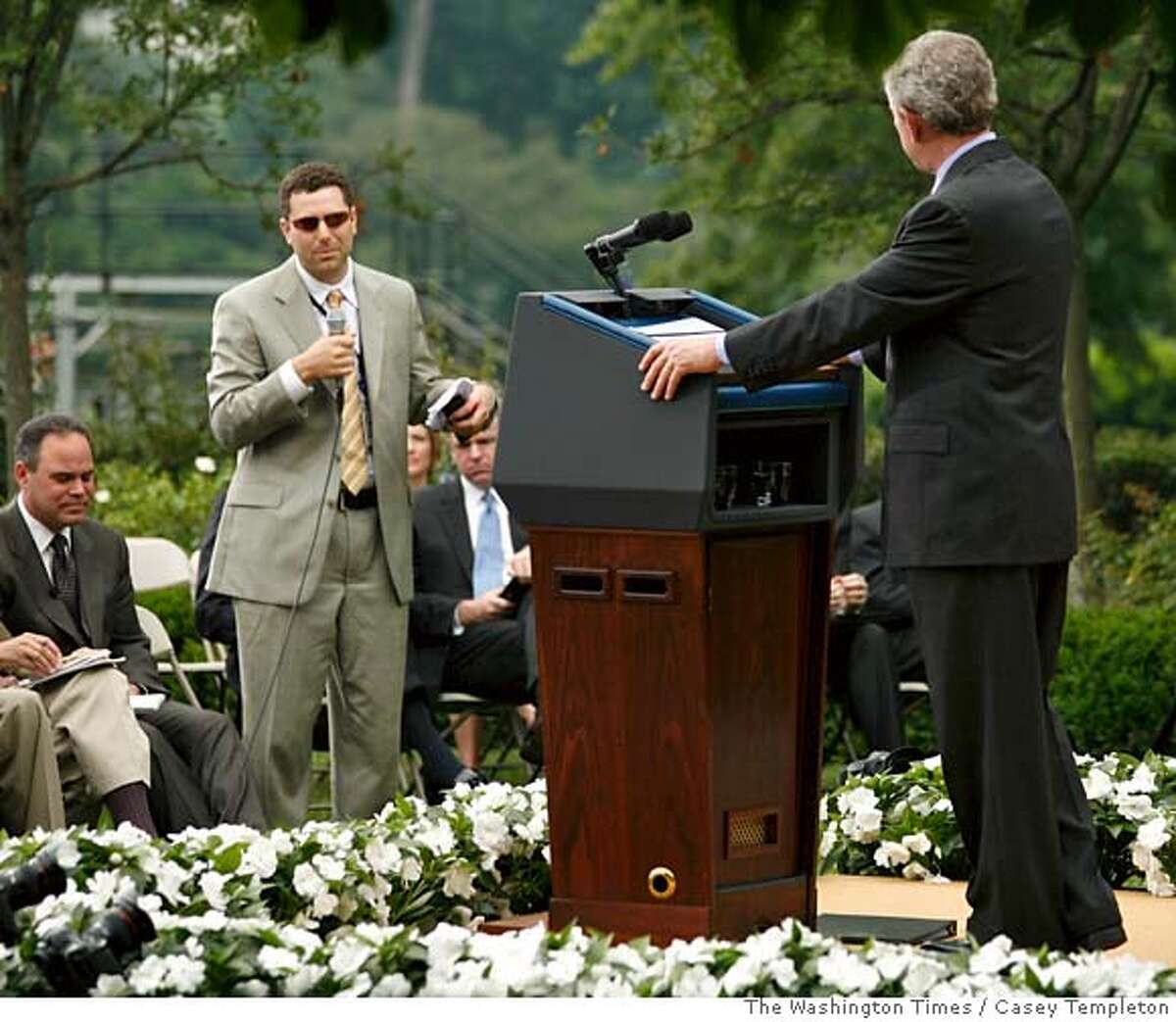 Bush apologizes to reporter who wore sunglasses