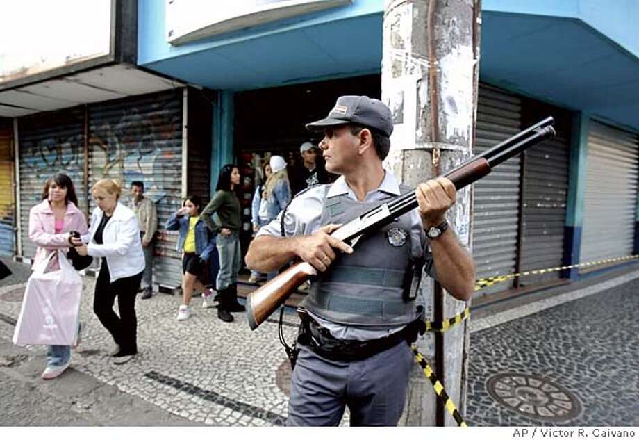 Sao Paulo terrorized by gang attacks / Leaders in prison direct outside ...