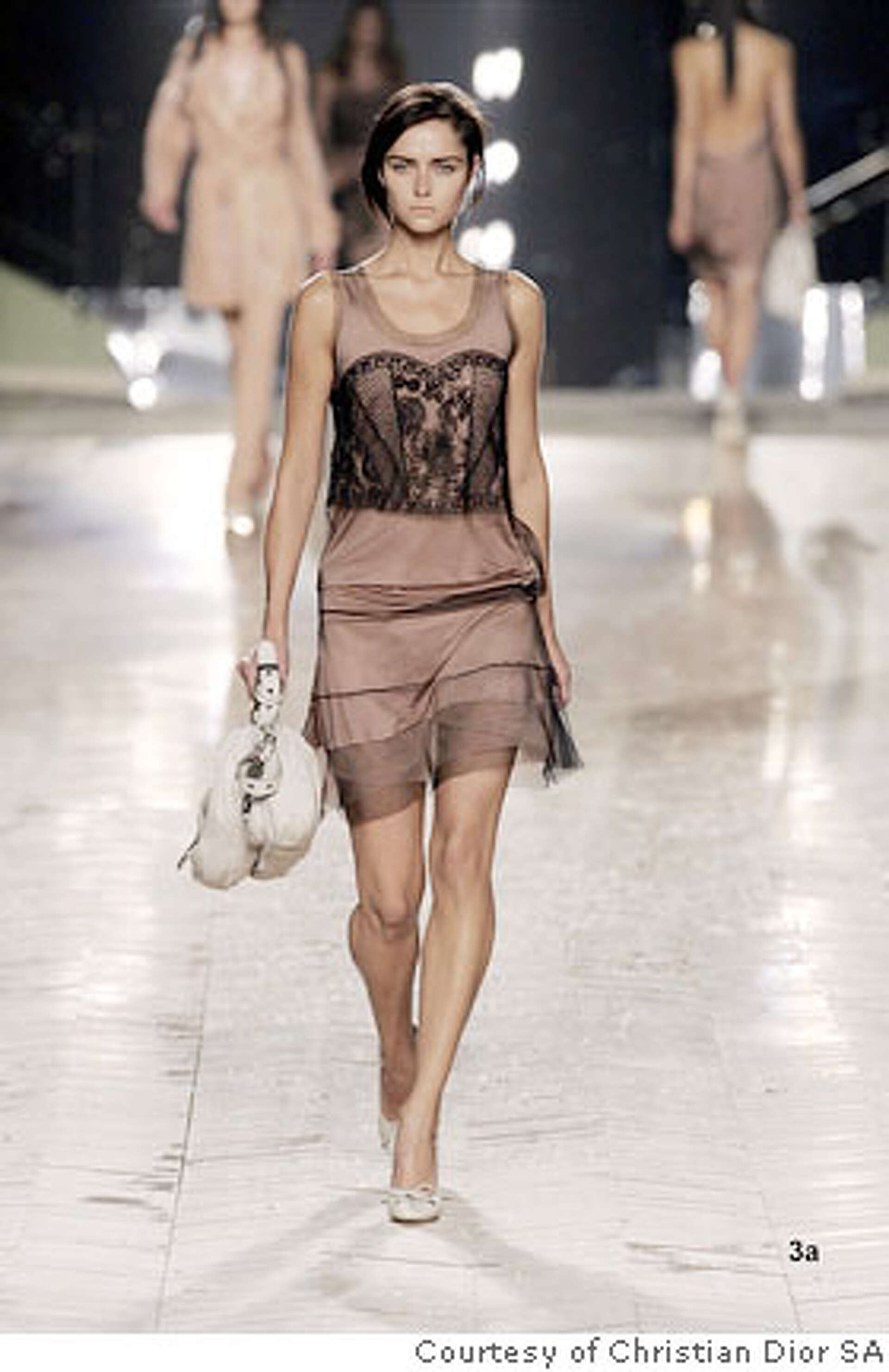 A LA MODE / A secret world of lace, trim and buttons