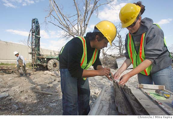 SACRAMENTO-SAN JOAQUIN RIVER DELTA / State's levees in danger / More ...