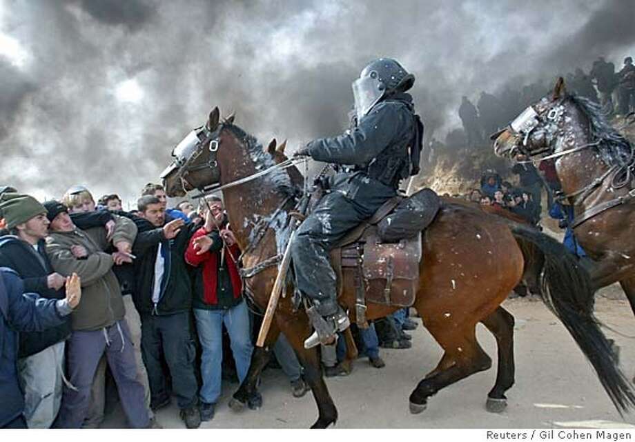 Settlers confront police -- 200 hurt / Israelis clash over destruction ...