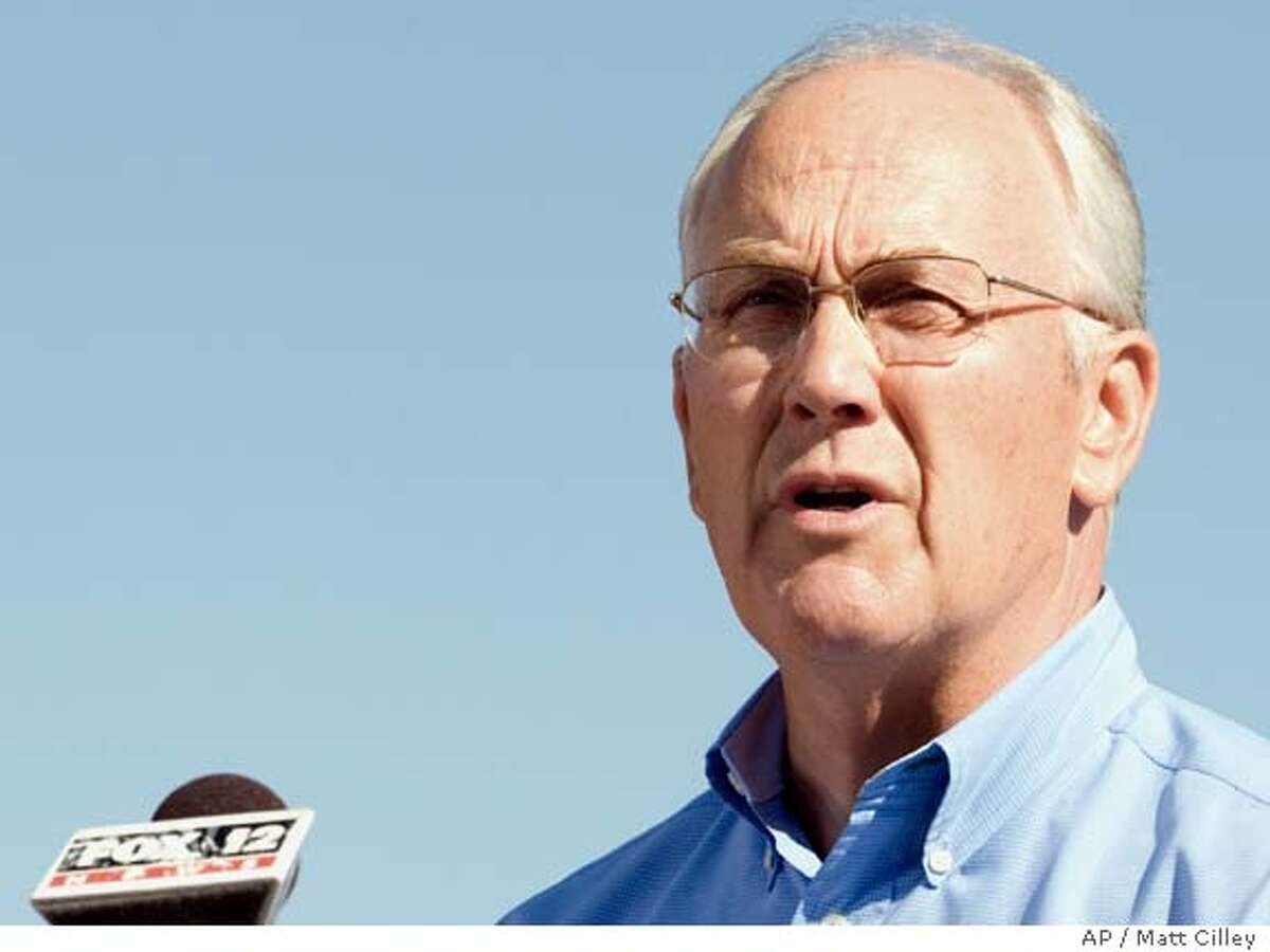 Craig considers not resigning from Senate