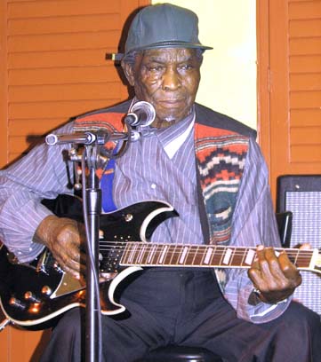 Edwards, 90, gives a lesson in the blues