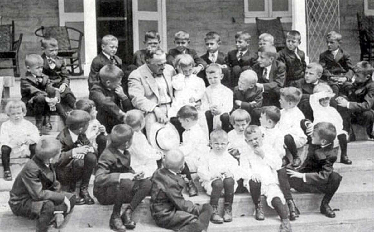 The rich life of a chocolate tycoon / Hershey avoided stigma attached ...