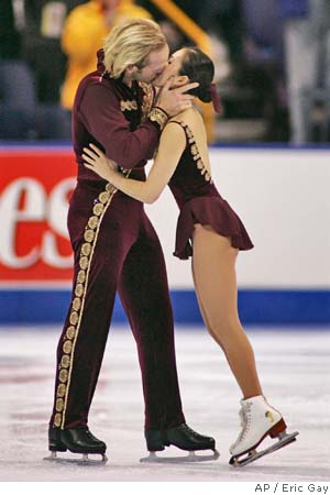 U.S. FIGURE SKATING CHAMPIONSHIPS / Pair seals U.S. title with a kiss ...