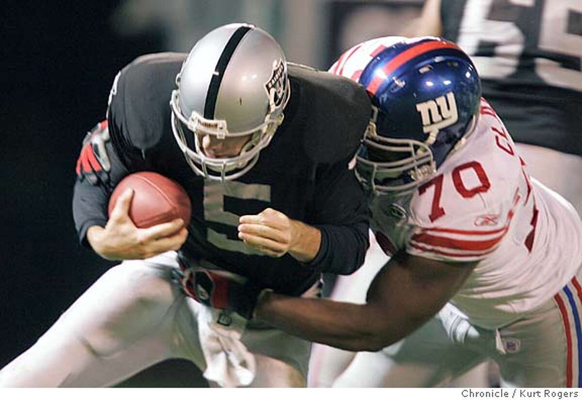 TRUE TO FORM / In finale, Raiders watch Giants rush to playoffs