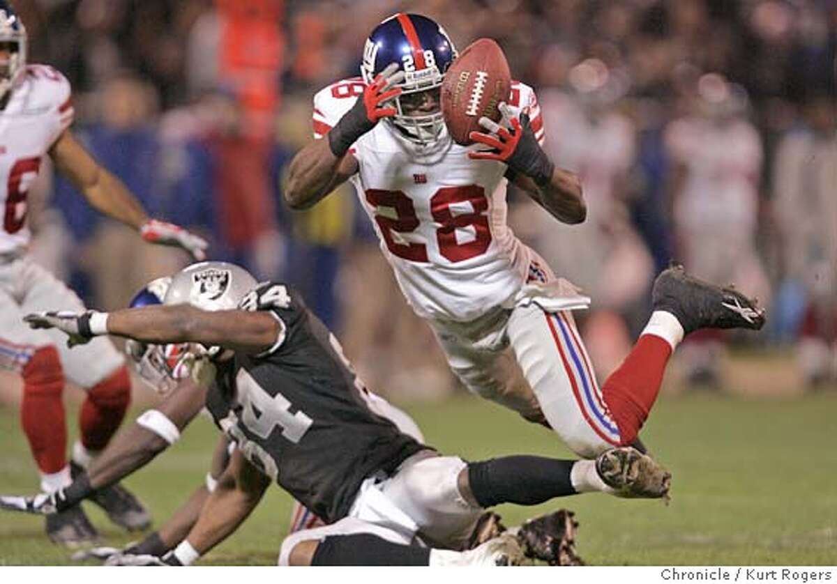 TRUE TO FORM / In finale, Raiders watch Giants rush to playoffs