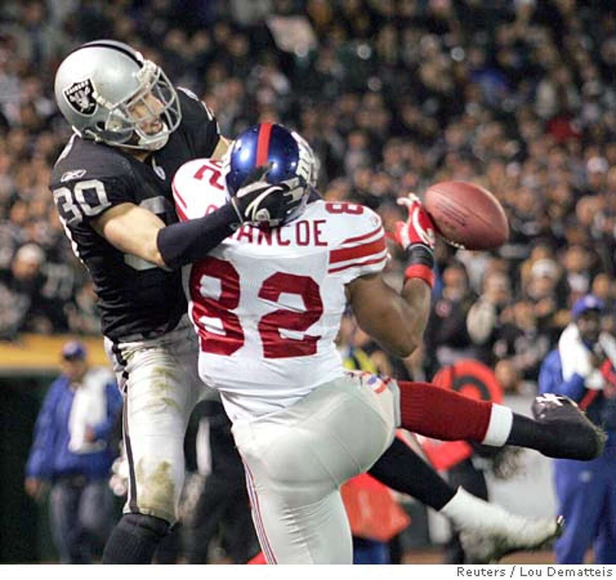 TRUE TO FORM / In finale, Raiders watch Giants rush to playoffs