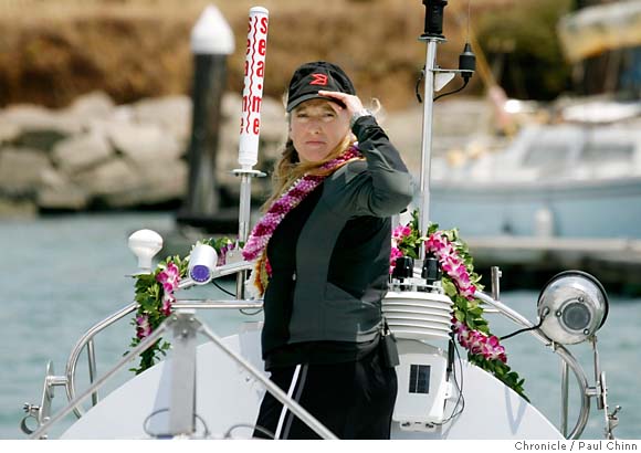 Rough waters capsize rowboat, woman's trans-Pacific dream