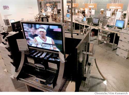 Changing channels / Computer-makers expand into flat-panel TV market