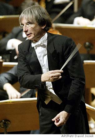 Thomas reunites with L.A. Philharmonic for an urgent, lyrical Mahler 6th