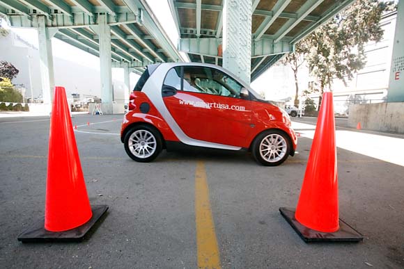 Bay Area drivers get first look at tiny Smart and they like what they see