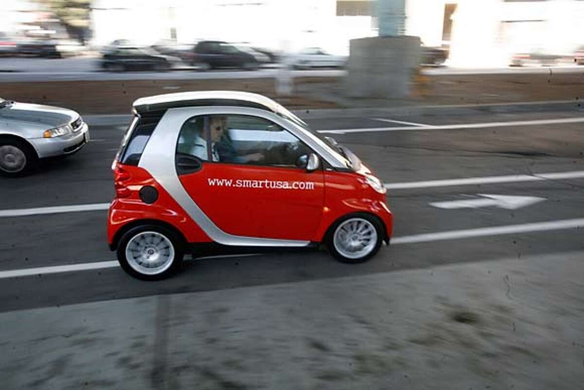 Bay Area drivers get first look at tiny Smart and they like what they see
