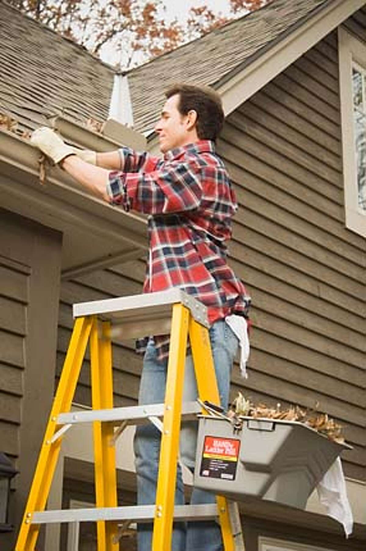 Handy Ladder Pail a convenient tool for painters