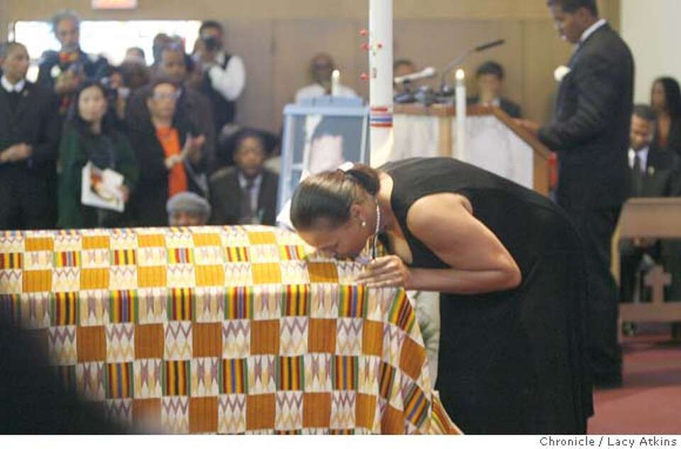 Slain Oakland editor's final story will be told, say mourners