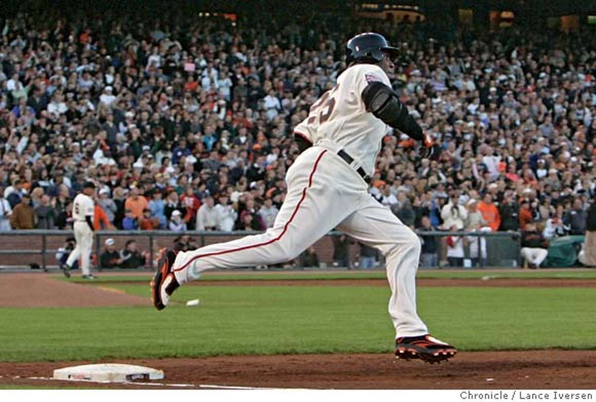 NEW KING OF SWING / Bonds' HR to center puts him at the top