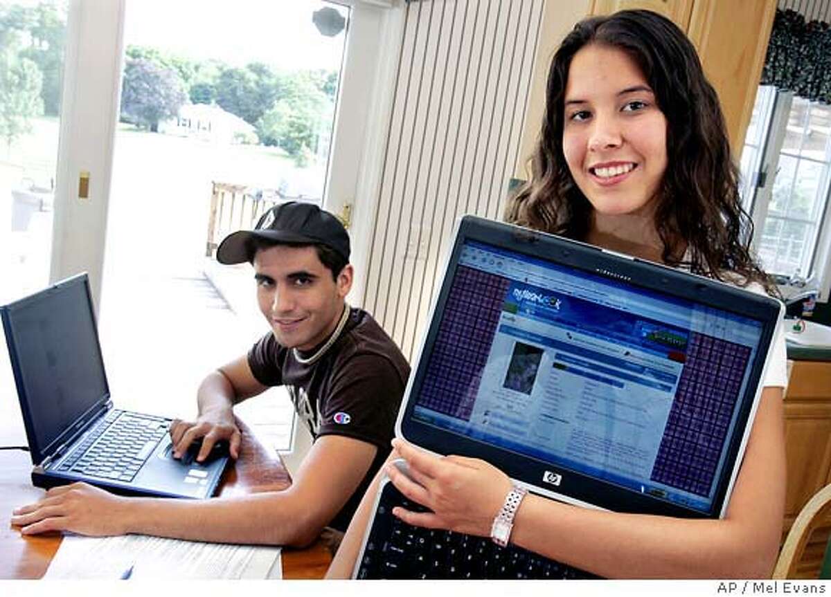 Teen's social-networking site a hit with high schoolers / MyYearbook ...