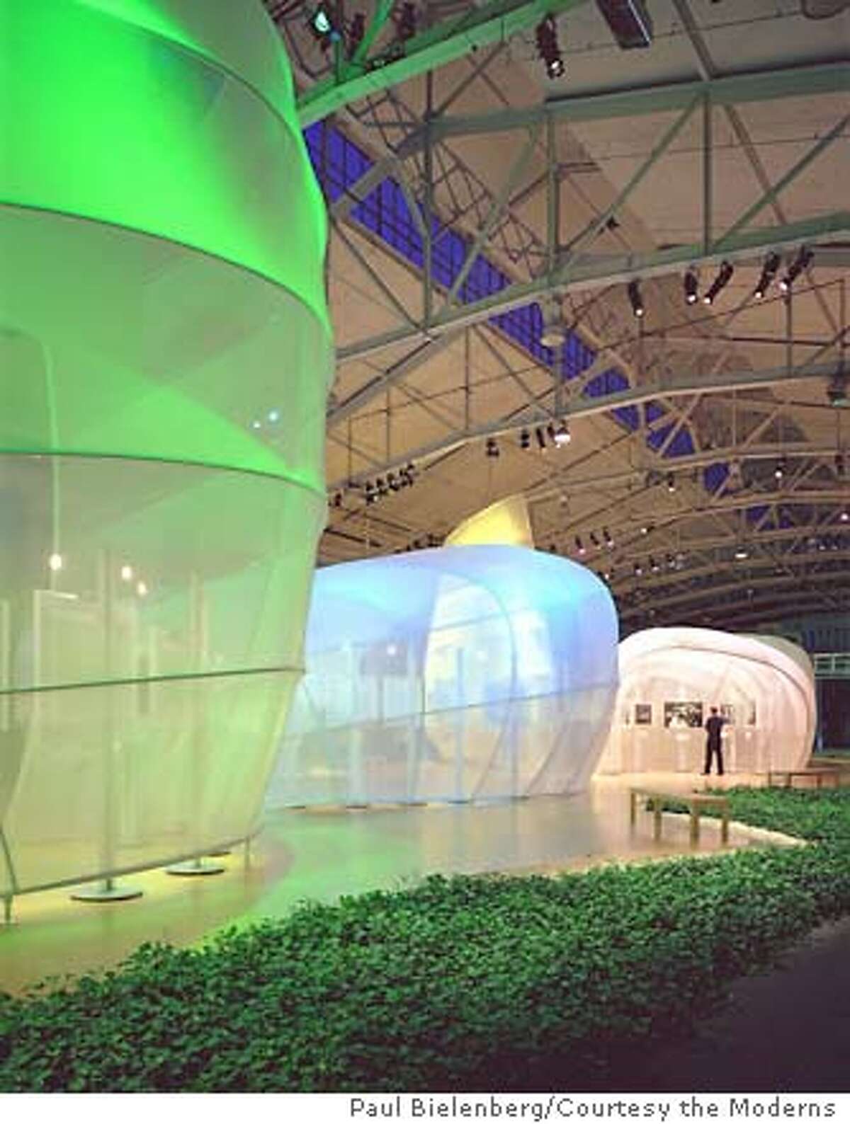 A Stage of Grace / Photographer Annie Leibovitz and designer Janine ...