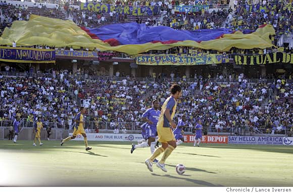 Club America fans steal show / Club America's fans fill stadium with ...