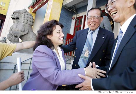 Chinatown awakens to politics / S.F. mayor hopefuls court community