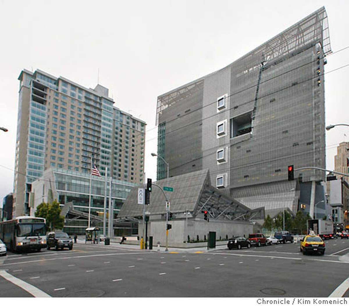 THE VIEW FROM INSIDE / TOWER'S PREMIERE: Futuristic Federal Building ...