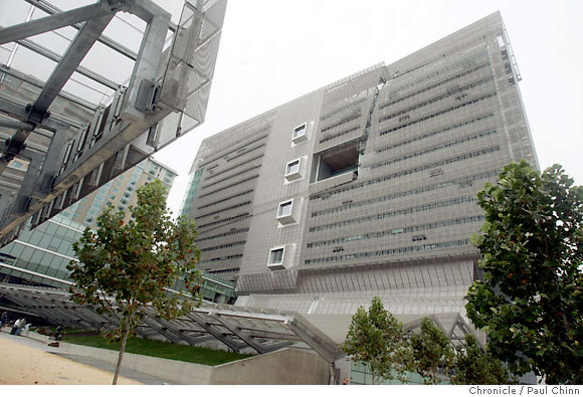 THE VIEW FROM INSIDE / TOWER'S PREMIERE: Futuristic Federal Building ...