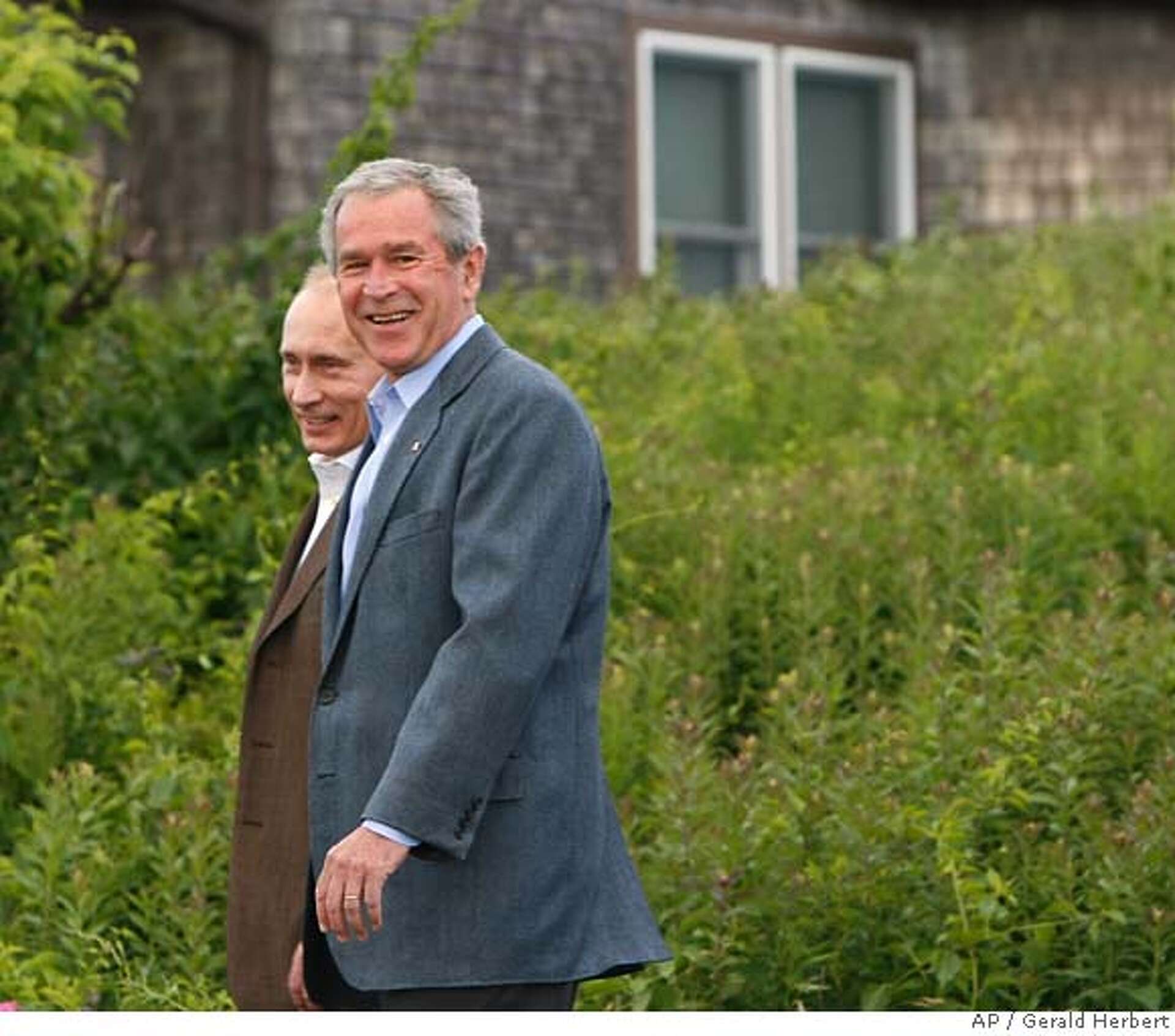 At tense time, Putin, Bush meet in a relaxing setting / Fishing, dining ...