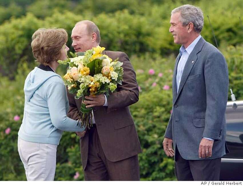 At tense time, Putin, Bush meet in a relaxing setting / Fishing, dining ...