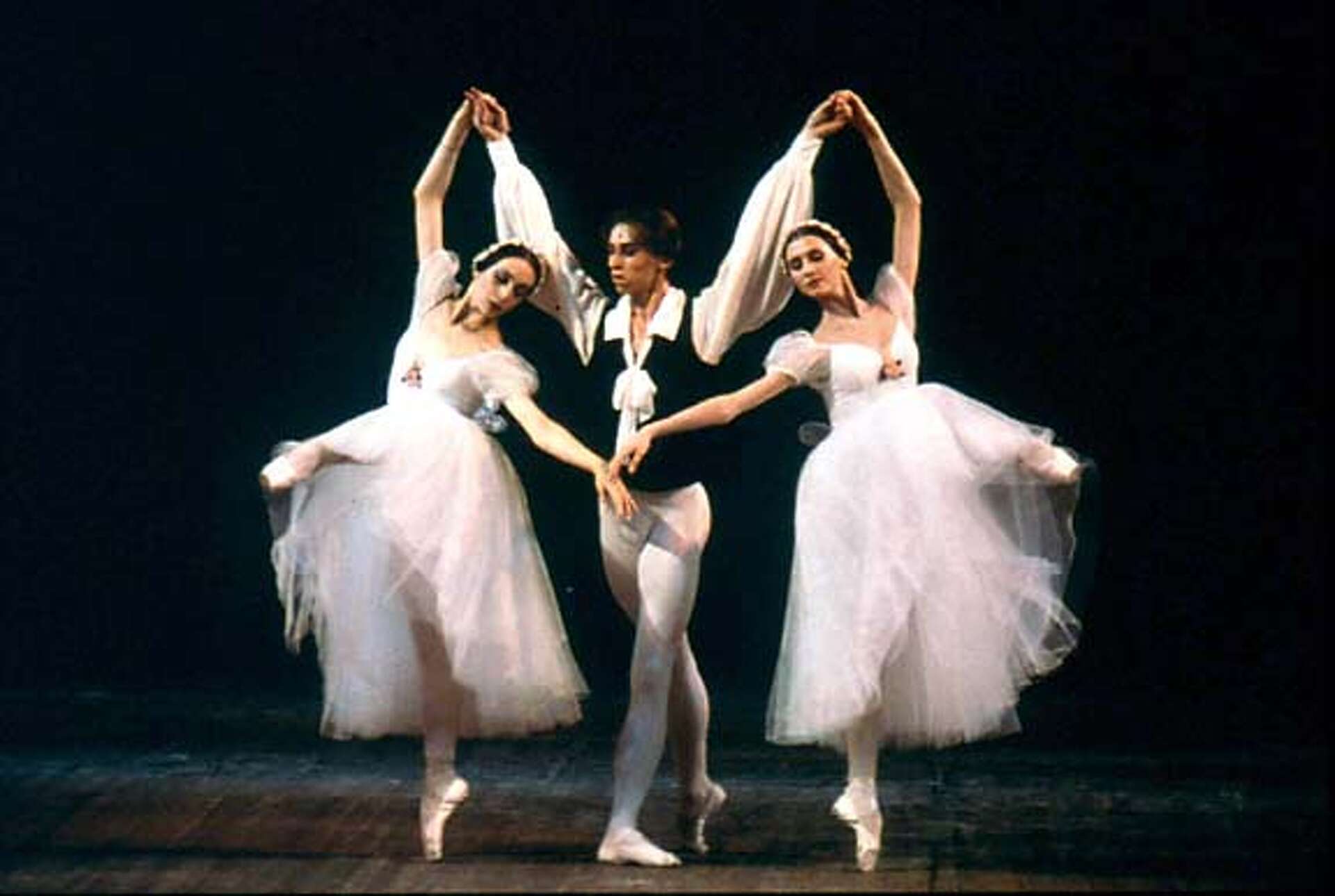 Kirov dancers hold tradition aloft / Veteran Ayupova, young star ...