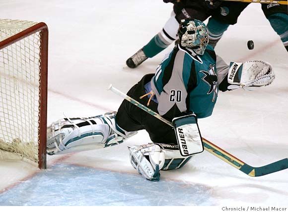Cheechoo turns trick / 1st career 3-goal game powers Sharks